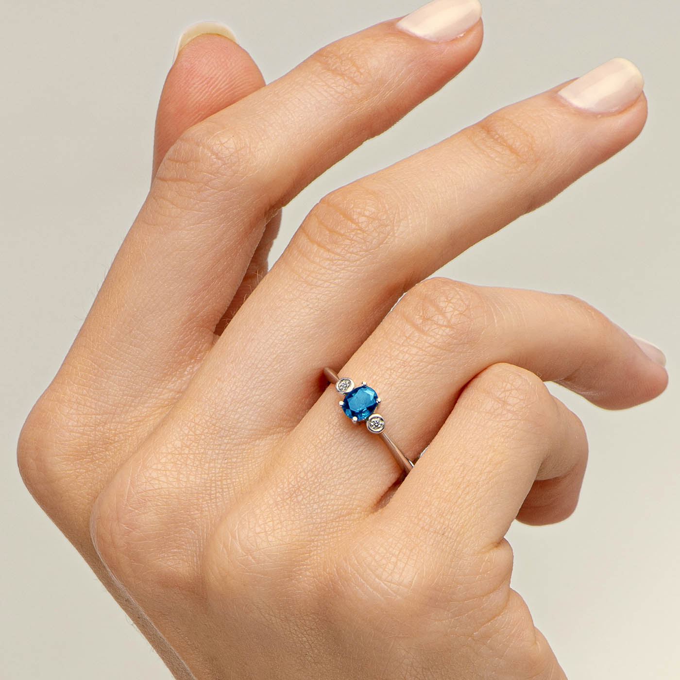 Anillo Oda, plata con zafiro y diamantes – Mon Petit Diamant